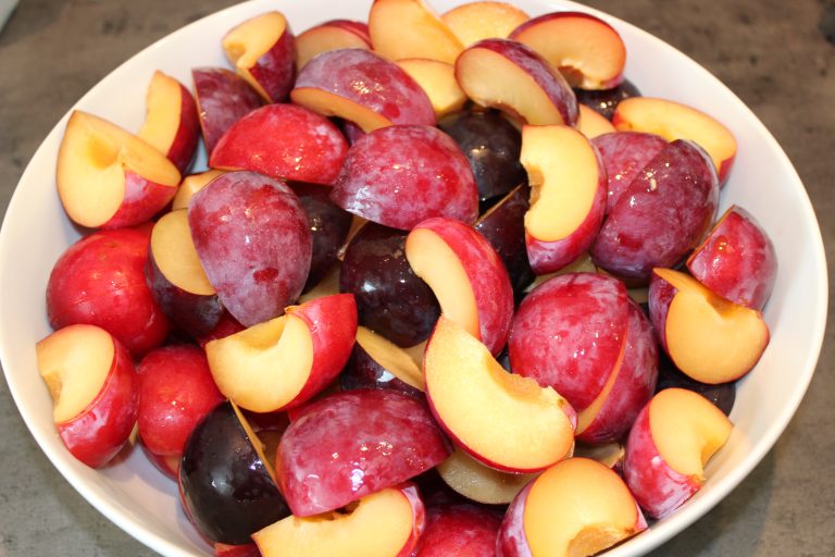 En flaske Verdi og en spand blommer – Good Food Easy Food